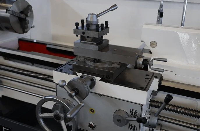 Manual lathe
